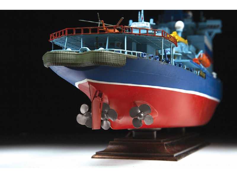 Rosyjski lodołamacz z napędem atomowym 22220 ARKTIKA