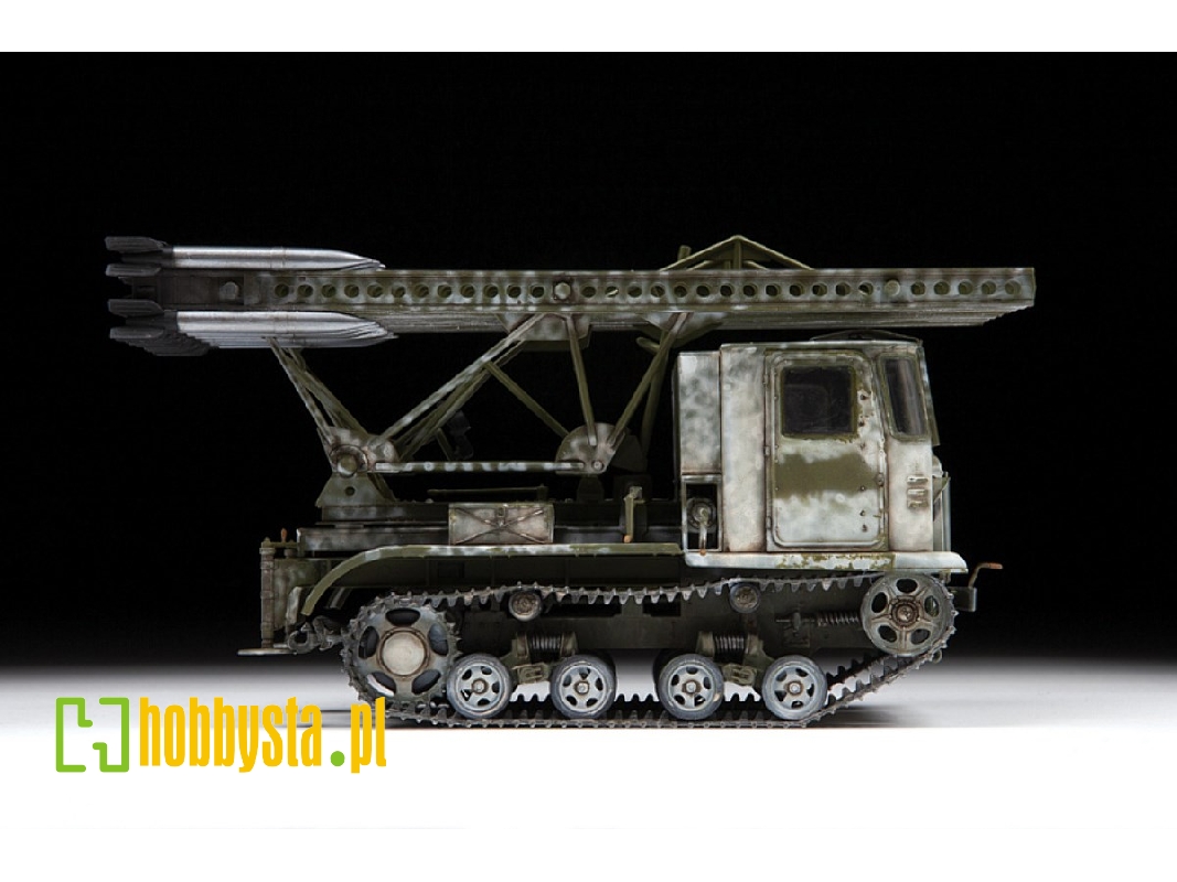 Ciągnik artyleryjski STZ-5 z wyrzutnią rakiet BM-13 Katiusza