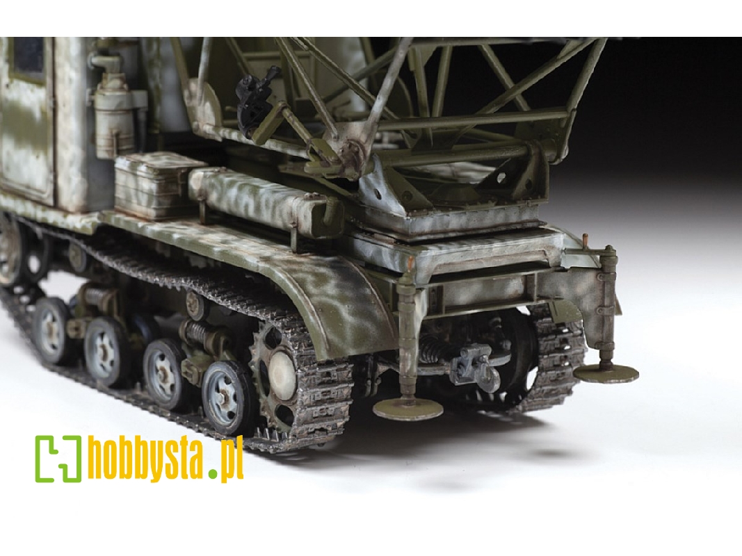 Ciągnik artyleryjski STZ-5 z wyrzutnią rakiet BM-13 Katiusza