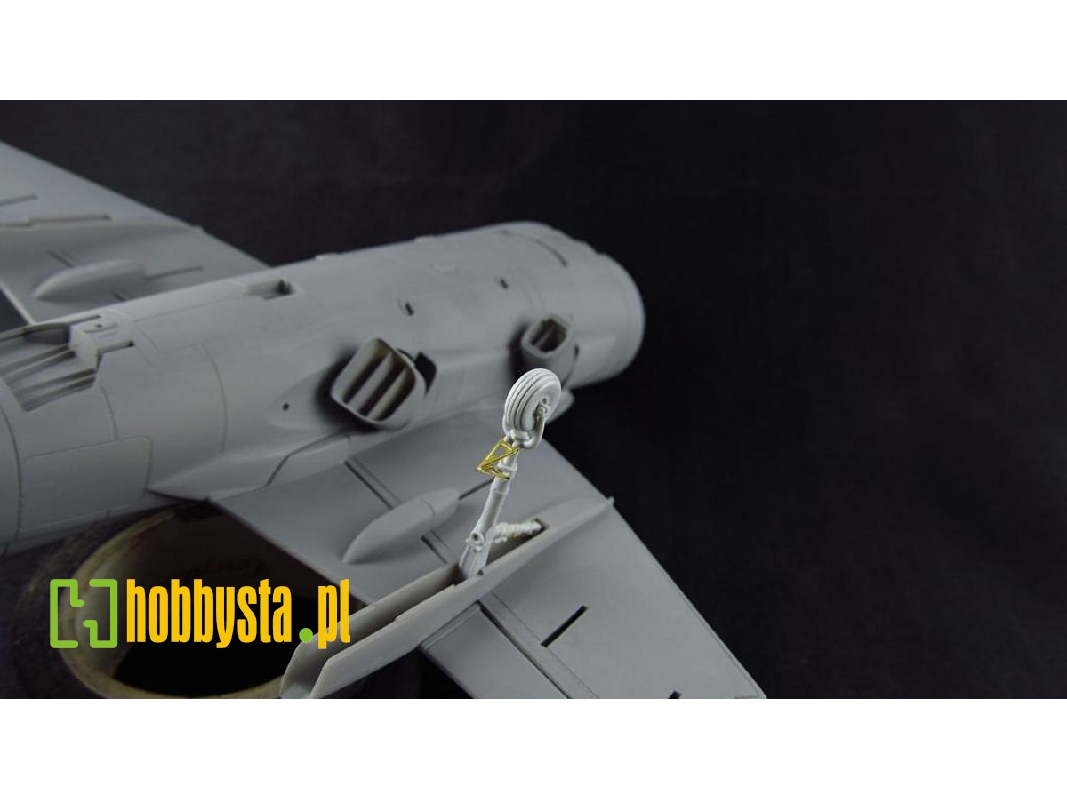 Bae Harrier Gr.7/Gr.9 - Swiveling Nozzles And Outrigger Wheels ...